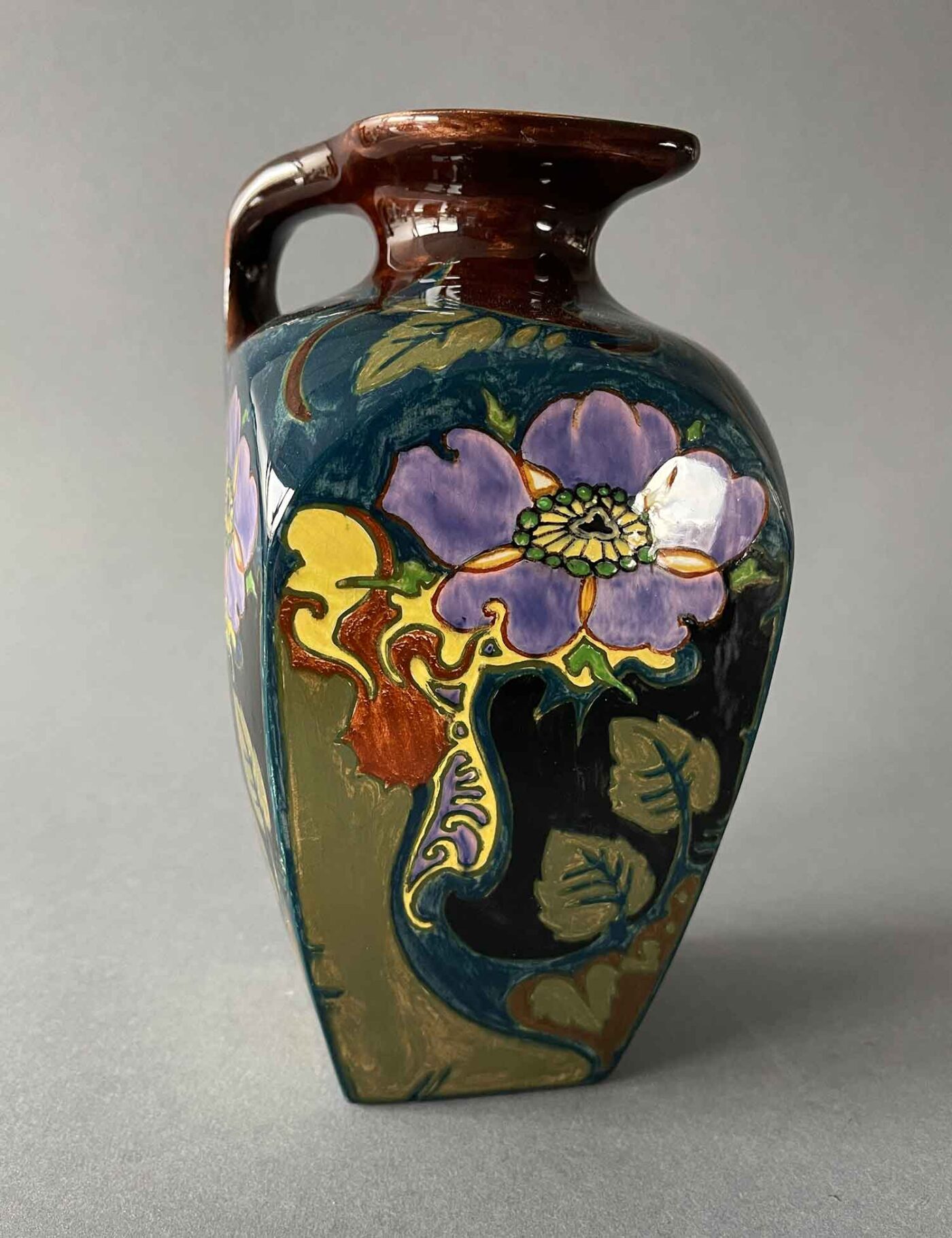Rozenburg ewer, model 394, with purple flowers from 1902 by Jan van der ...