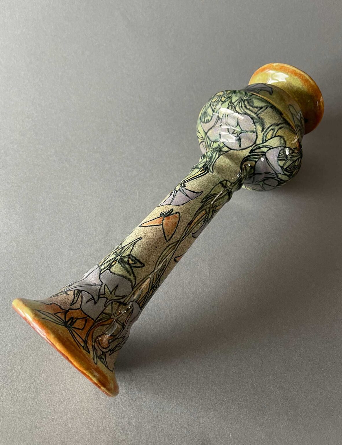 Holland Utrecht Mijnlieff, hoge vaas van 31 cm met decor van vlinders - Art Nouveau Plateel