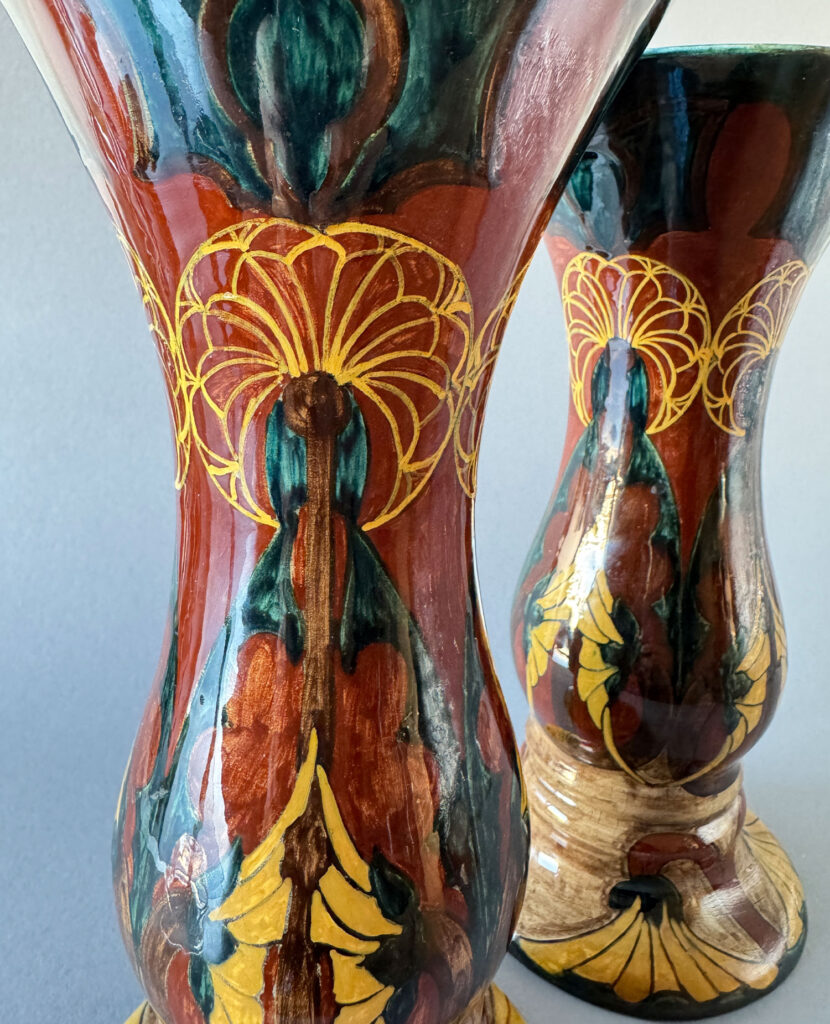 Paar vazen van Distel Amsterdam, met decor van paardebloemen, uit 1899 ...